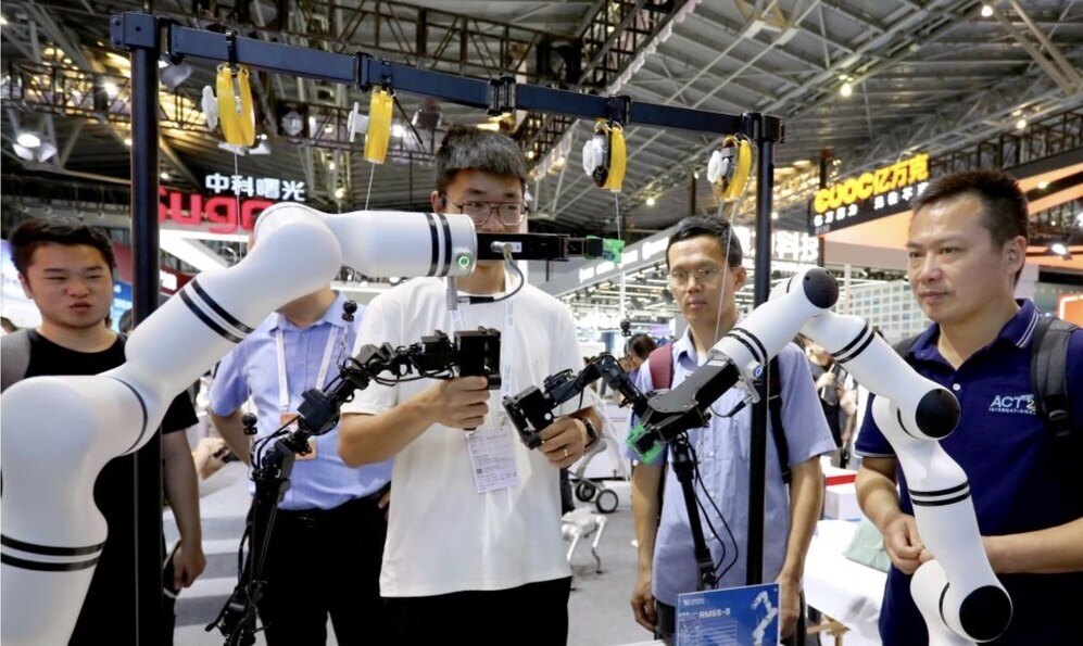 Du khách tròn mắt xem robot khoe tài tại Hội nghị AI Thế giới