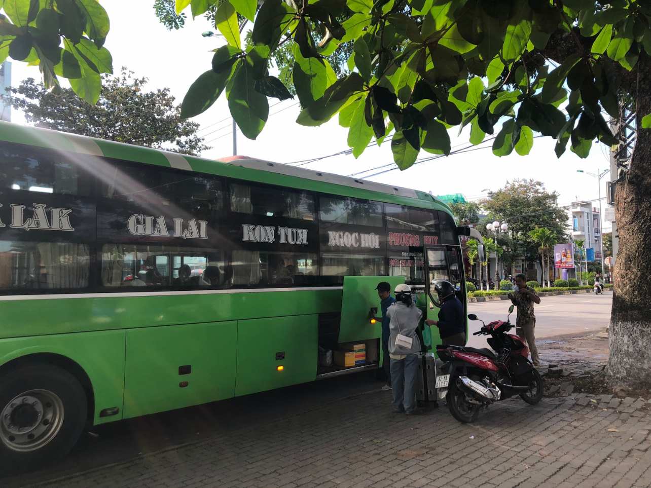 Lộn xộn việc đón trả khách trong lòng thành phố Kon Tum