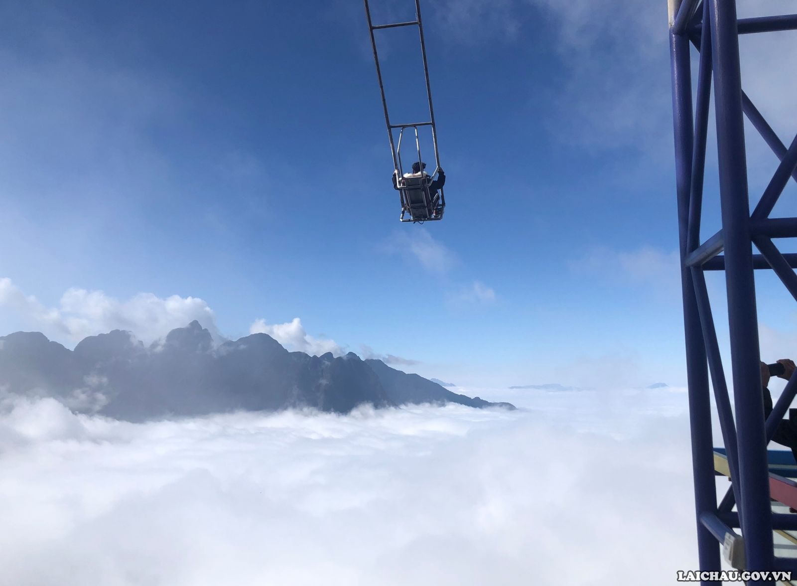 "Heart-pounding" when walking on the highest glass bridge in Vietnam