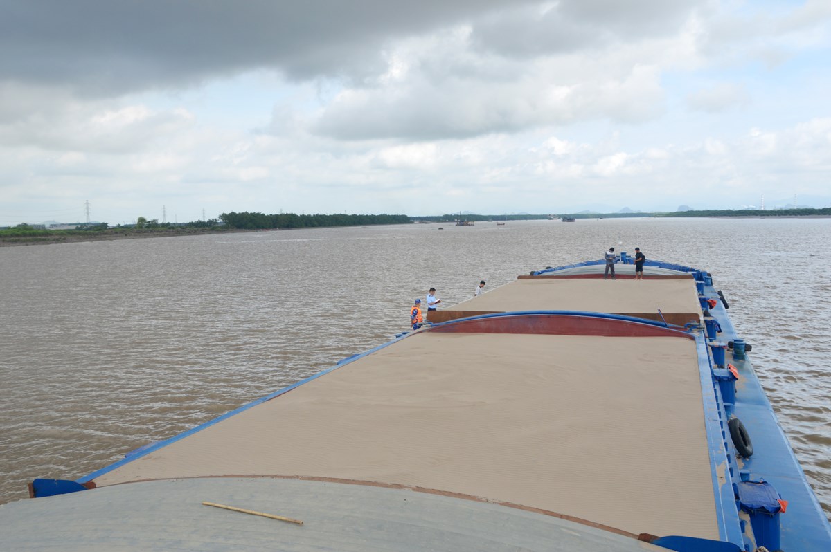 Tạm giữ tàu chở 1.000 m3 cát lậu khu vực giáp biển Hải Phòng