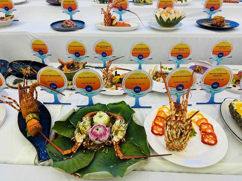 Chen chân thưởng thức Tôm hùm Cam Ranh ở gian hàng duy nhất