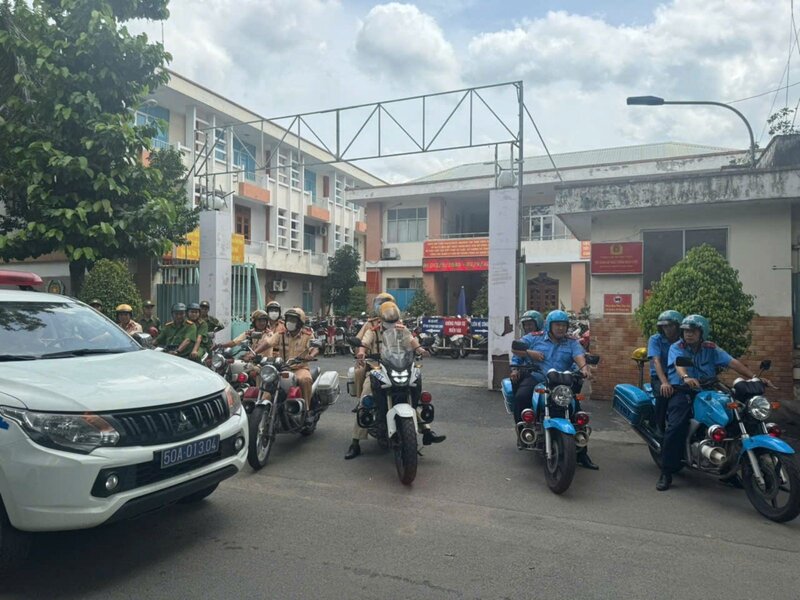 CSGT cảnh báo về điểm mù xe tải để học sinh đề phòng tai nạn