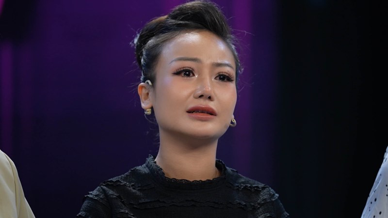 Hong Nhi burst into tears when she won the Comedy Show
