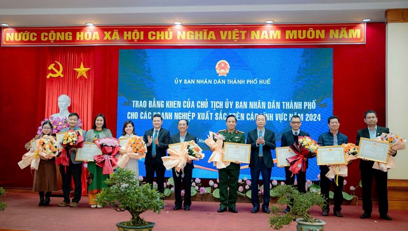 HueWACO được nhận bằng khen về chuyển đổi số