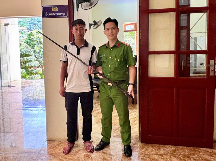Người dân Mù Cang Chải giao nộp 70 súng hơi, 16 súng kíp cho công an