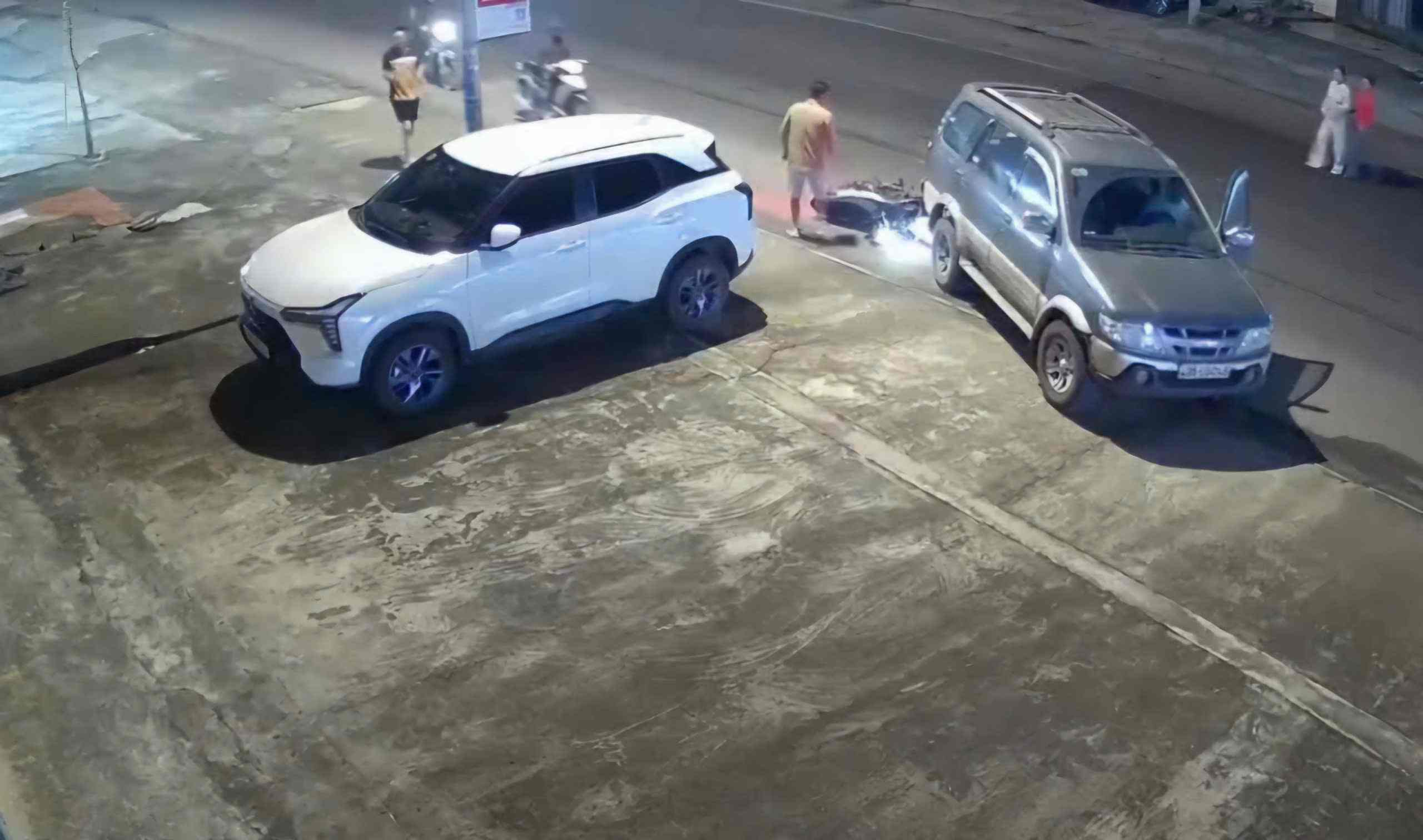 Xe tải va chạm ôtô khách, người dân cạy kính đưa tài xế đi cấp cứu