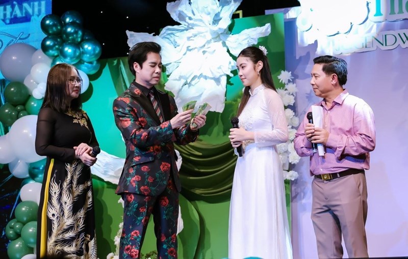 Ngọc Sơn tặng 5.000 euro cho học trò ở Đức