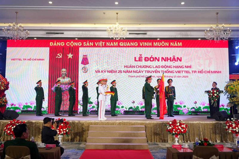 Viettel TPHCM đón nhận Huân chương Lao động Hạng Nhì