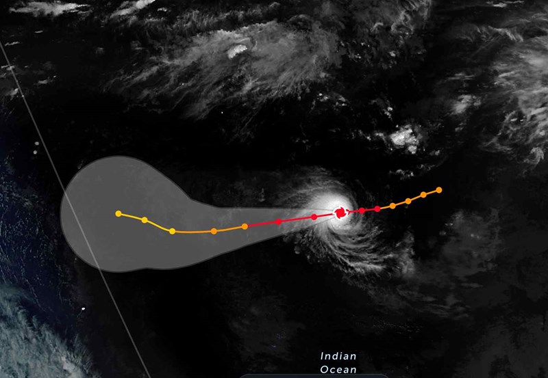Typhoon Grant officially strengthens into a super typhoon, waves nearly ...