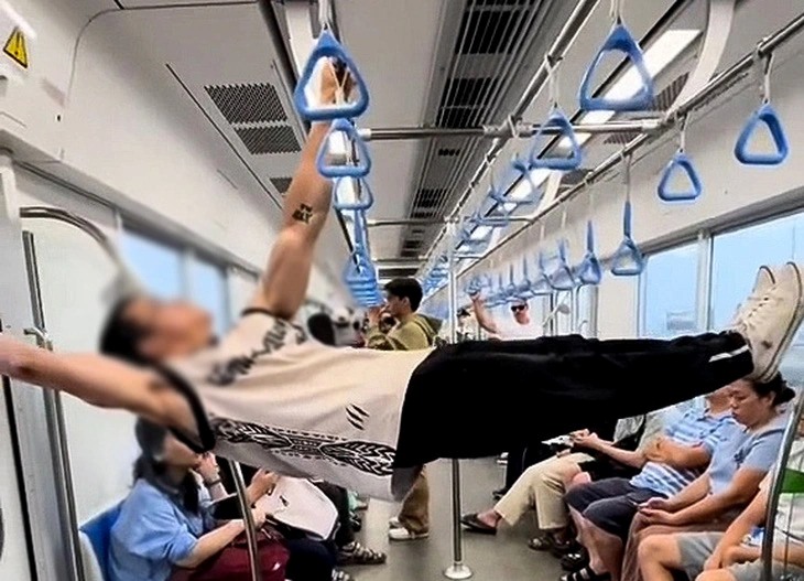 Thiếu ý thức khi đi Metro - "nhà tàu" nhắc nhở, khách muốn xử nghiêm