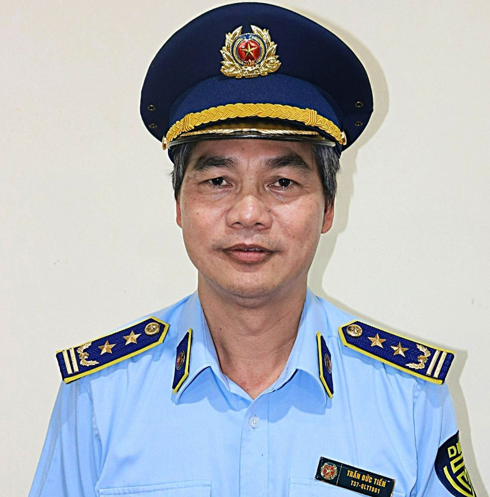 Helping a person who fell, a woman in Binh Dinh was hit and killed by a car