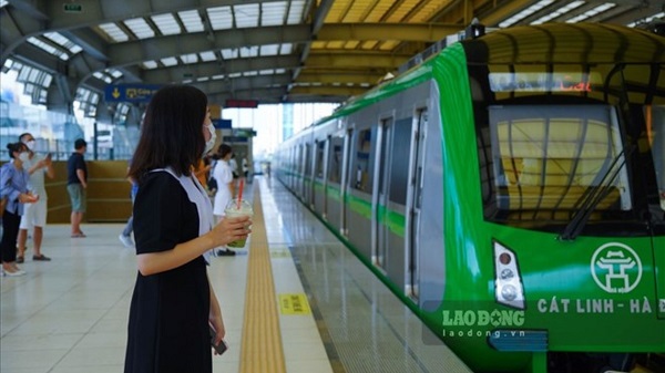 Air conditioners flow, visitors on the Cat Linh - Ha Dong train must ...