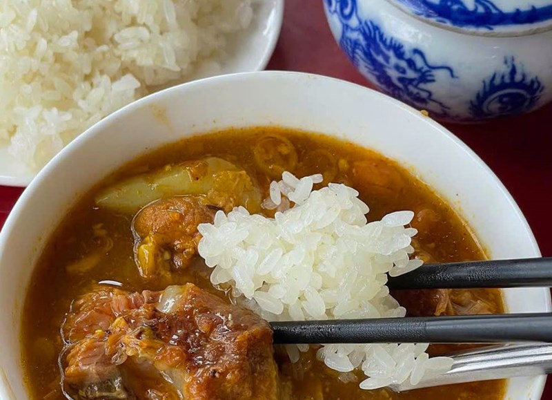 Warm stomach with sticky rice with rare Chinese meat in Hue
