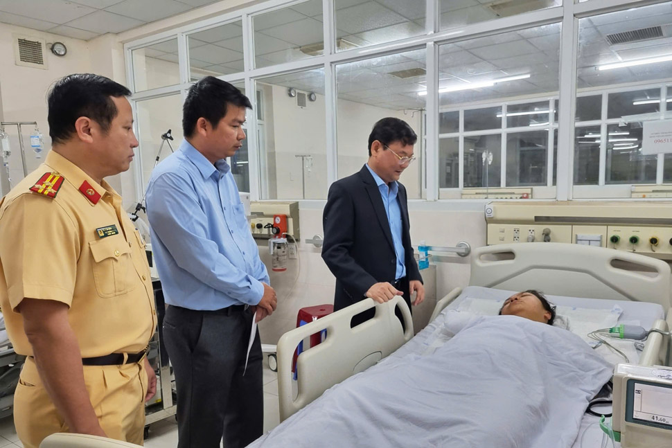 3 xe tải va chạm ở Bình Định, 4 người bị thương