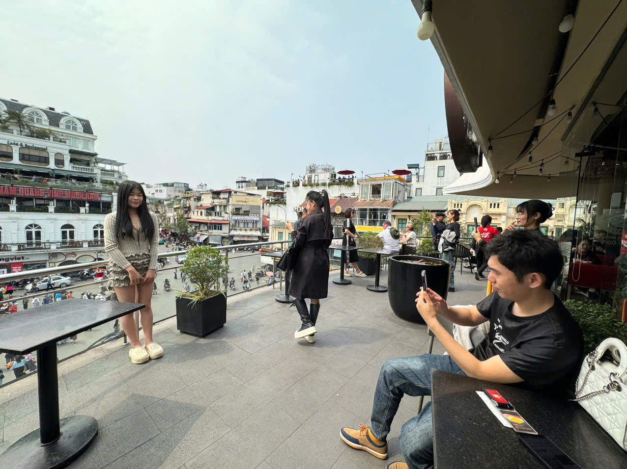 Tòa nhà Hàm cá mập đông kín khách ăn uống trước ngày bị phá