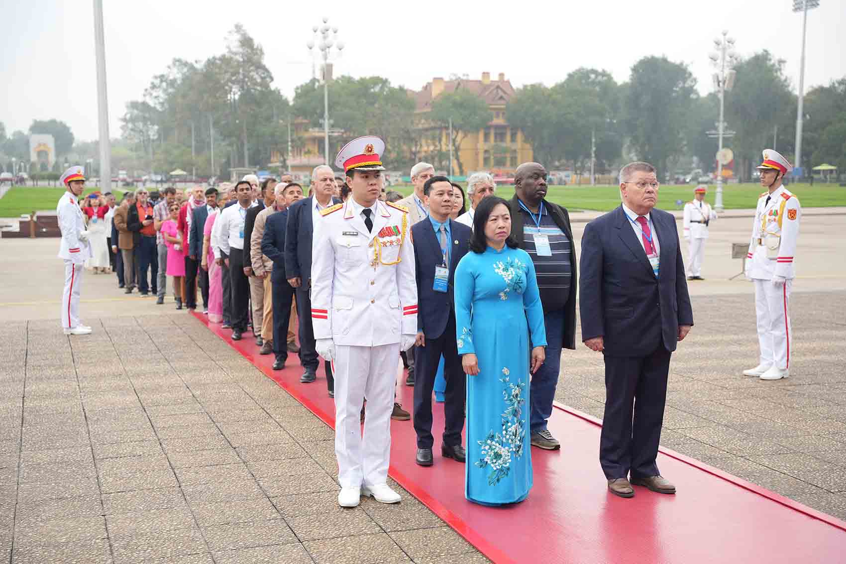 The delegation of the World Trade Union visited President Ho Chi Minh's ...