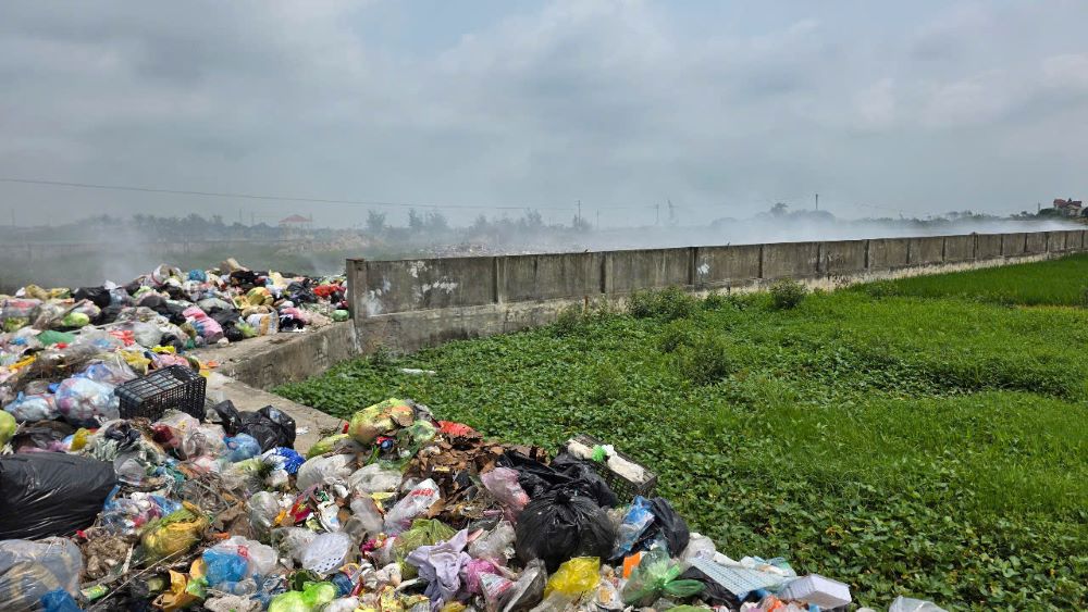 Bãi rác cạnh quốc lộ ở Thái Bình thường xuyên bị đốt trộm gây khói khét