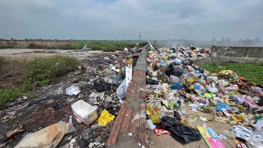 Bãi rác cạnh quốc lộ ở Thái Bình thường xuyên bị đốt trộm gây khói khét