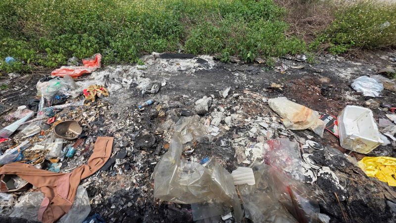 Bãi rác cạnh quốc lộ ở Thái Bình thường xuyên bị đốt trộm gây khói khét