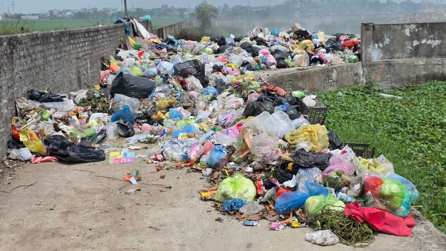 Bãi rác cạnh quốc lộ ở Thái Bình thường xuyên bị đốt trộm gây khói khét