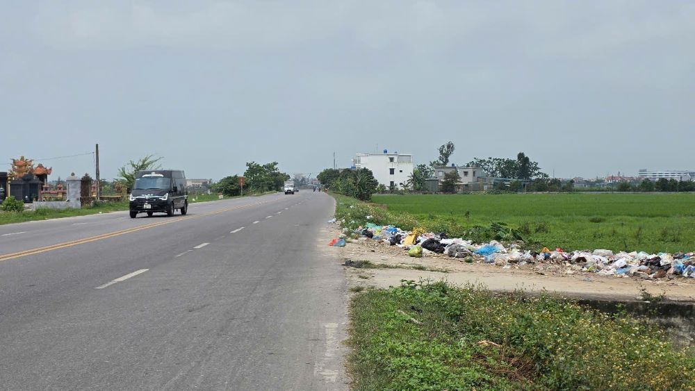 Bãi rác cạnh quốc lộ ở Thái Bình thường xuyên bị đốt trộm gây khói khét