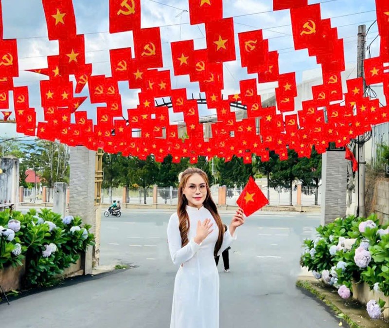 Lam Dong is brightly decorated with flags and flowers to celebrate the ...