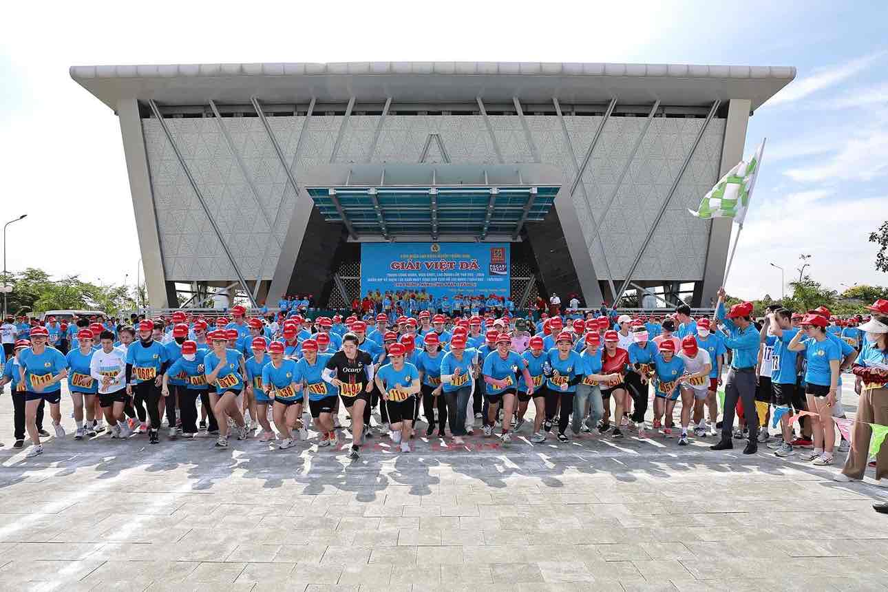 Nearly 2,000 workers, civil servants, and laborers participate in the cross-court race in Trang Bom