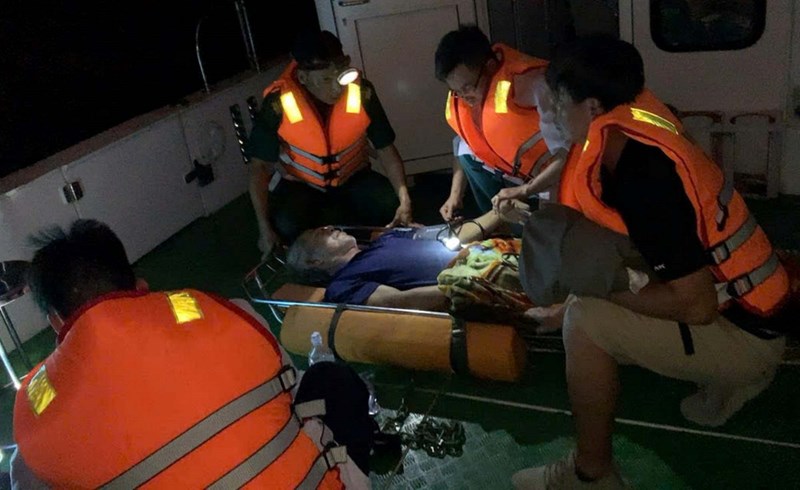 Da Nang Border Guards promptly rescue fishermen in distress at sea