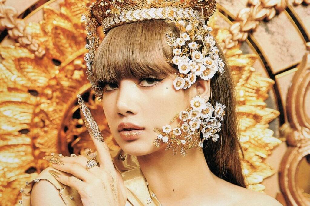 Lisa and her billionaire boyfriend date in Italy