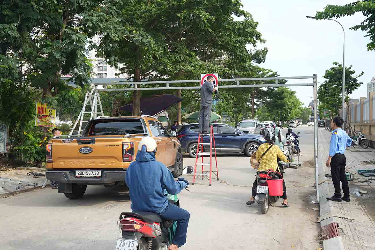 Lắp thanh chắn cấm xe tải, đường nội khu chung cư ở Hà Nội thoát ùn tắc