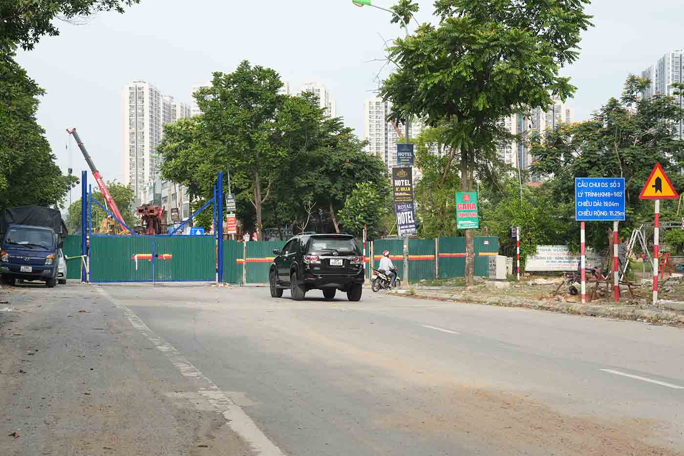 Lắp thanh chắn cấm xe tải, đường nội khu chung cư ở Hà Nội thoát ùn tắc