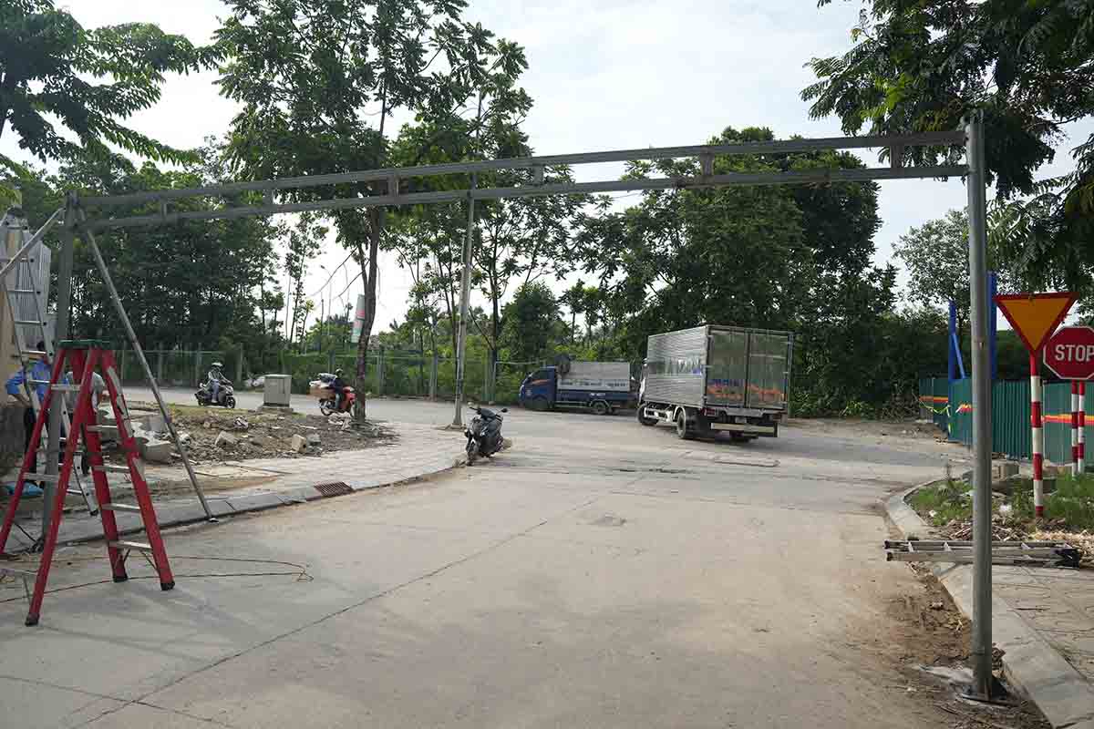Lắp thanh chắn cấm xe tải, đường nội khu chung cư ở Hà Nội thoát ùn tắc