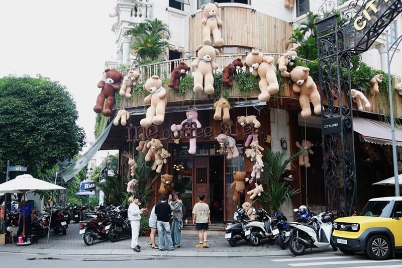 The surprise behind the giant hanging wall of teddy bears in Ho Chi ...