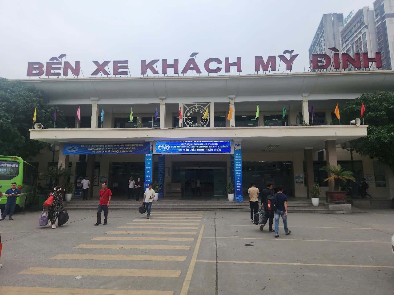 Tài xế dừng ô tô giữa đường rồi đạp ngã cô gái đi xe máy