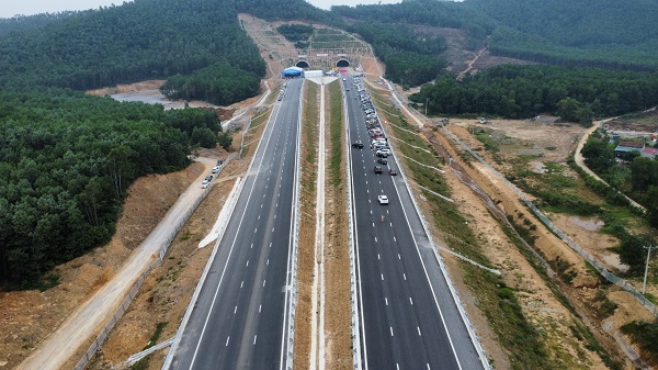 Requiring many expressway projects in the South to be completed in 2025 ...