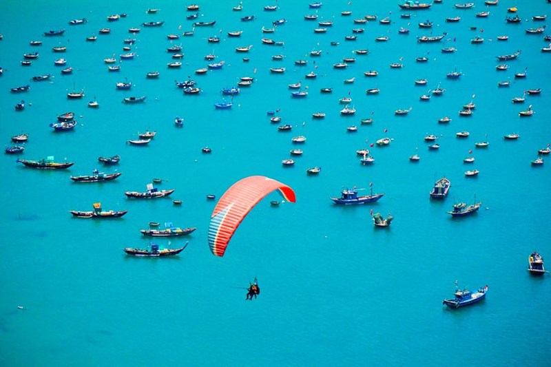 Overview of the paraglider fall in Da Nang: Customers signing for ...
