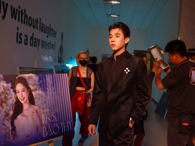 Singer Bino appears in senior Bao Thy's comeback project