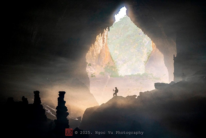 Cave of clouds floating like a fairyland on the Dong Van stone plateau