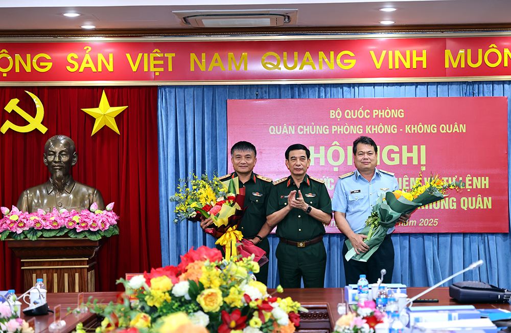 3 military generals, 5 colonel-level officers receive new assignments