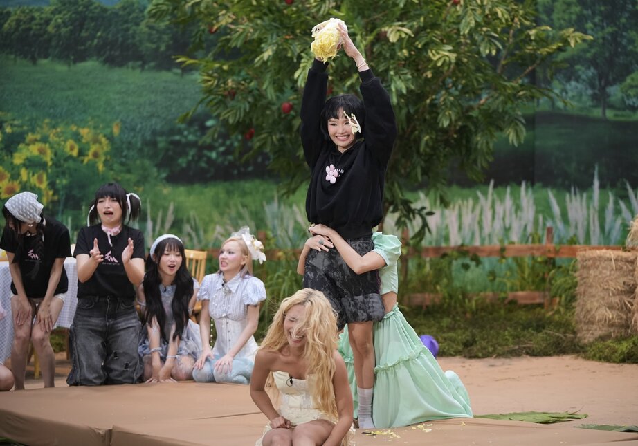 The handshake of 4 artists stopping at Em xinh say hi