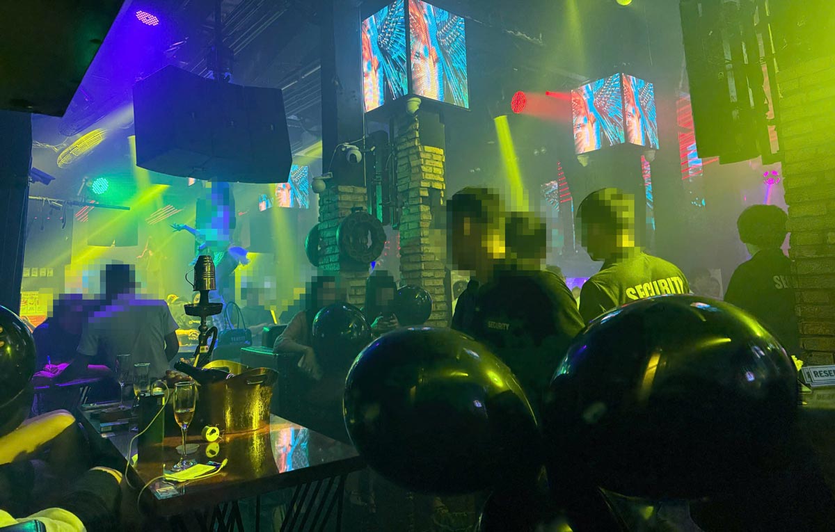 Bóng cười dần vắng bóng, shisha và thuốc lá điện tử lại tràn trong bar ...