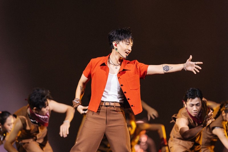 Hoang Dung sublimates on the stage of the Round rotation concert