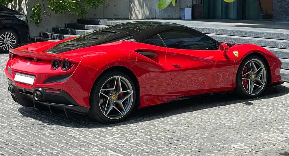 Ferrari 296 GTS mui trần gây chú ý tại TPHCM