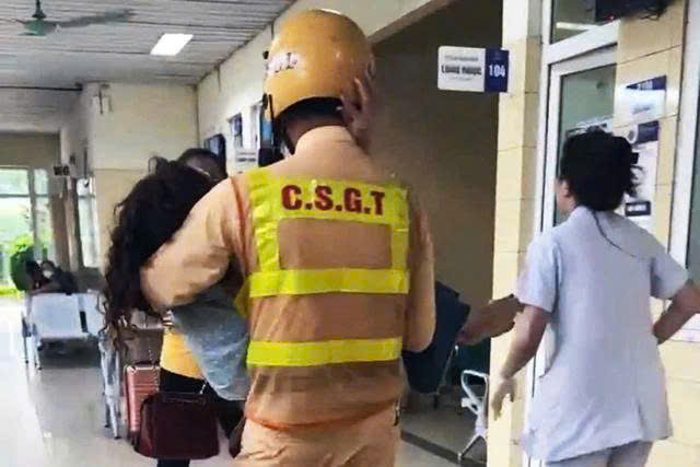Câu chuyện phía sau hình ảnh CSGT bế người phụ nữ chạy ở hành lang bệnh ...