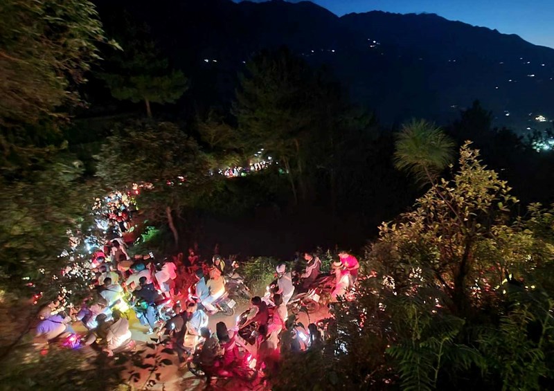 Mu Cang Chai is congested until night, visitors are crowded hunting for ripe rice