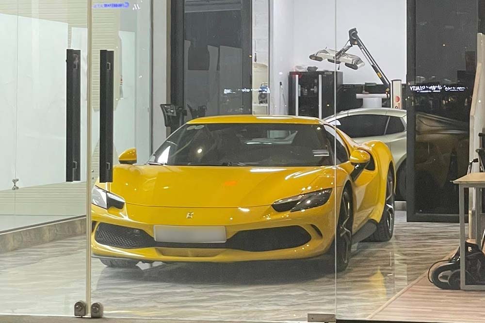 Rare convertible supercar couple appears in Ho Chi Minh City