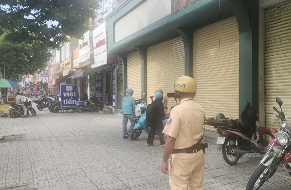 Traffic police fine many vehicle owners for running red lights ...