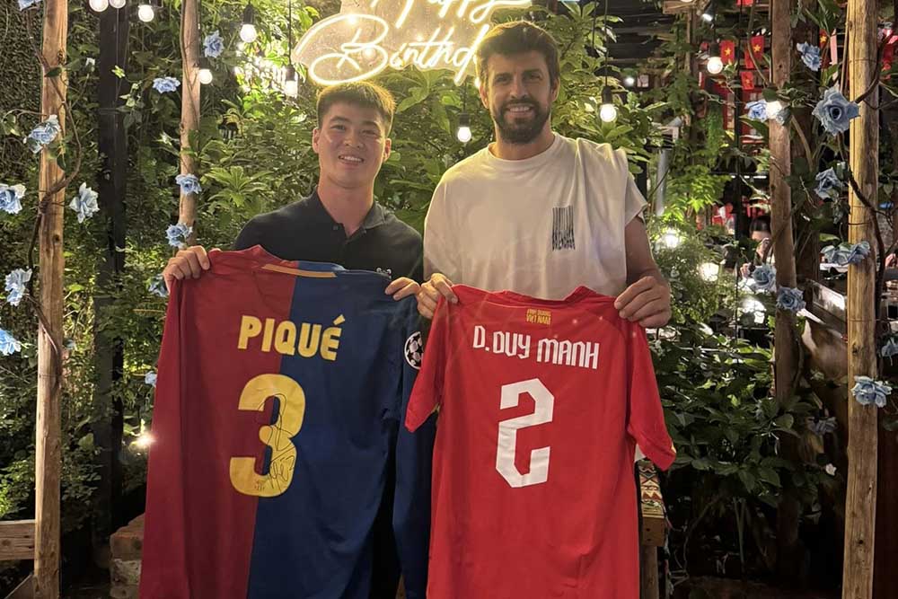 Duy Manh changes jersey with Gerard Pique
