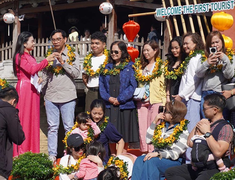 Da Nang jubilantly welcomes the first tourist groups in 2026