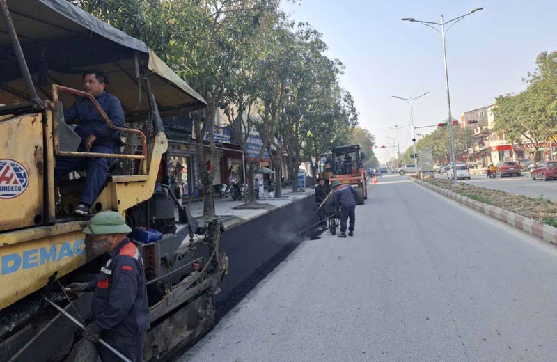 Focusing on asphalting the inner-city road of Ha Tinh after a period of ...